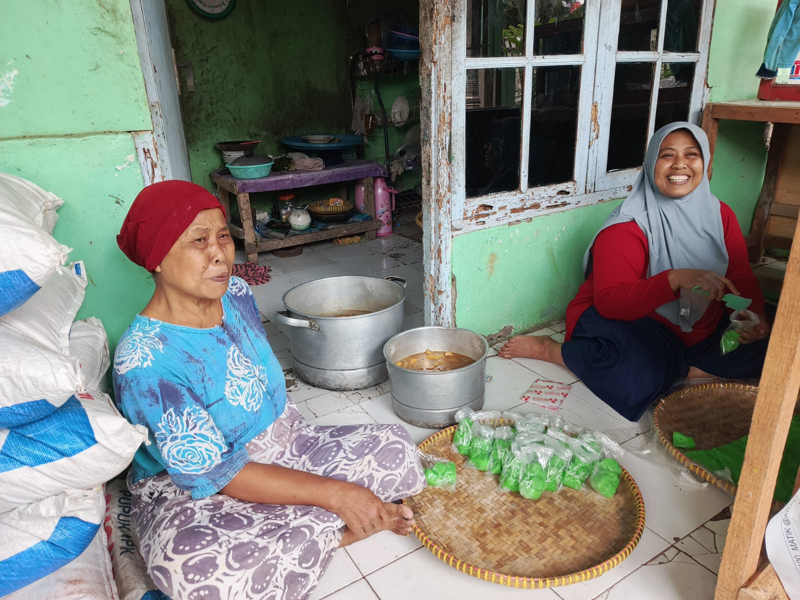 Mak Iyoh Tetap Lestarikan Jajanan Tradisional Sunda Jojongkong dan ...